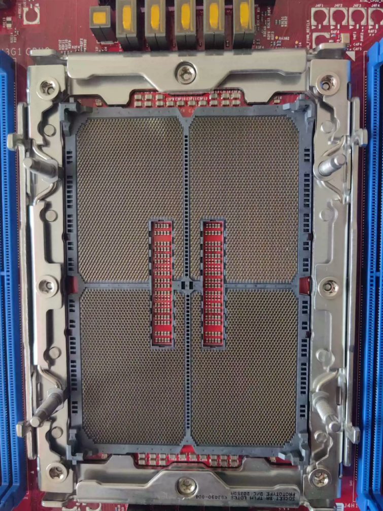 L'imposant socket LGA-7529 des processeurs Intel Sierra Forest photographié