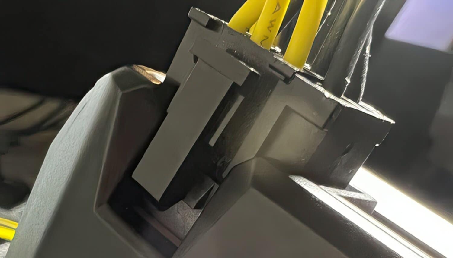 Radeon RX 7600 MBA : AMD va l'adapter à tous les câbles d'alimentation ...