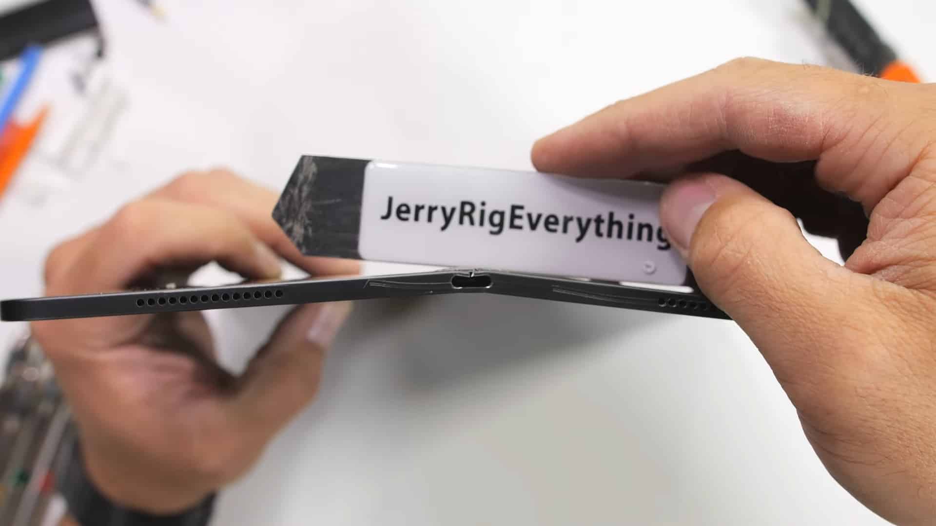 L'iPad Pro M4 est extrêmement fragile, une simple pression peut ...